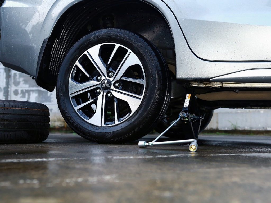 Berikut Cara Mengatasi Ban Mobil Belakang Miring dan Butuh Spooring