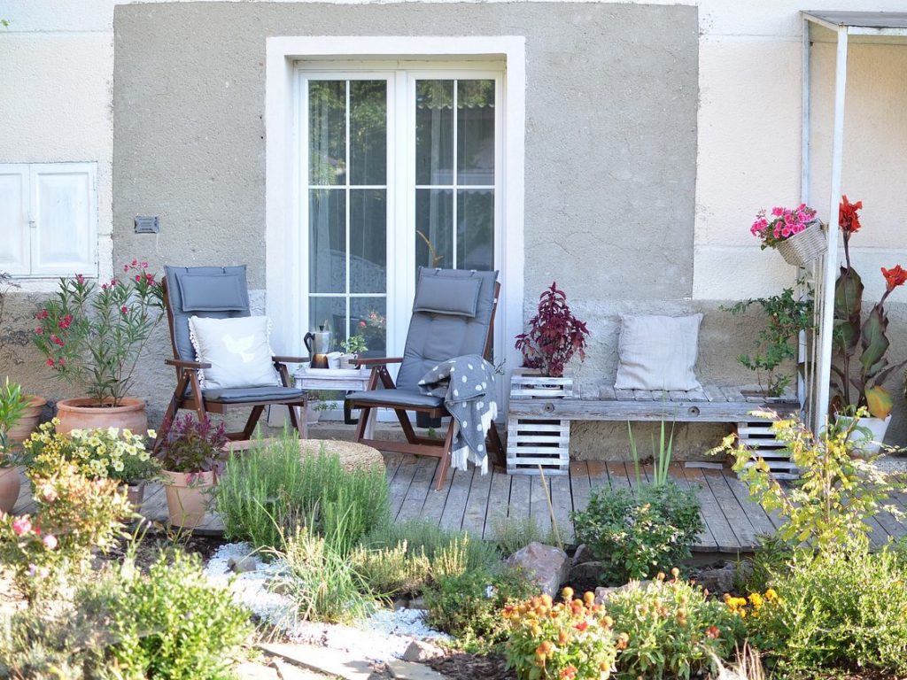 7 Inspirasi Cara Menata Bunga di Teras Rumah, Biar Makin Adem!